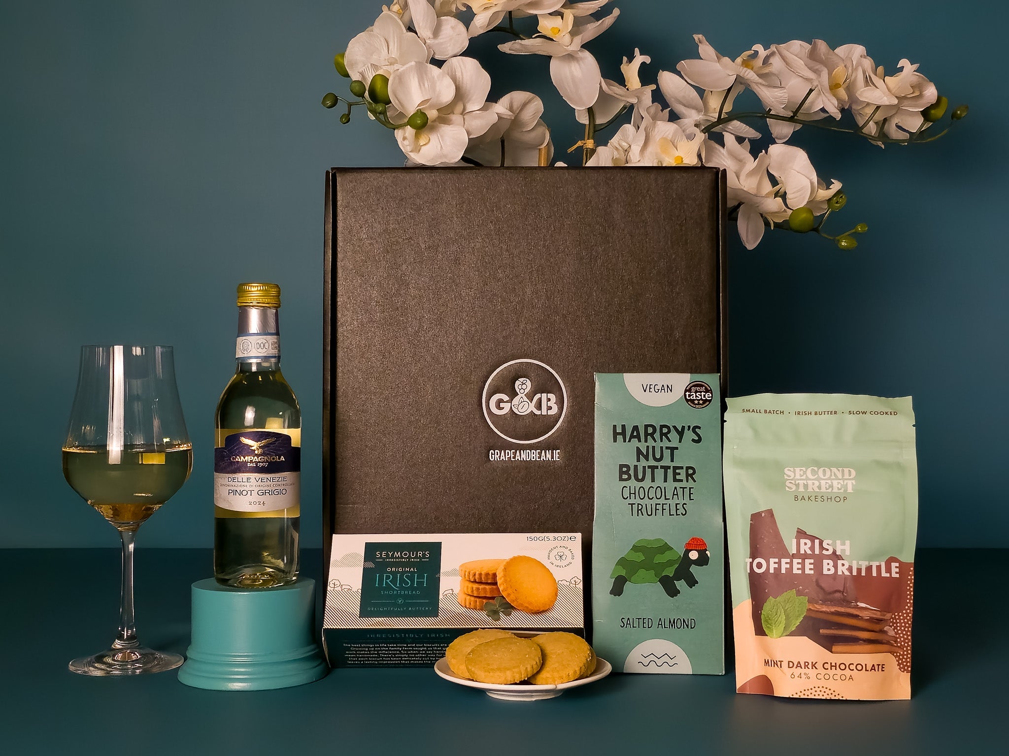 Luxury Irish Artisan Gift Box with White Wine – Grape & Bean